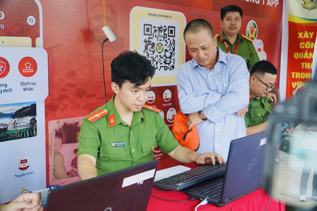 Hàng trăm người dân Quảng Nam tại TP.HCM rủ nhau đi làm CCCD