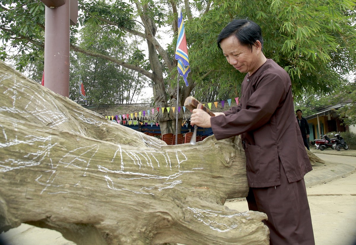 Nghệ nhân trổ tài trong lễ giỗ tổ ở làng mộc Kim Bồng hơn 400 năm tuổi