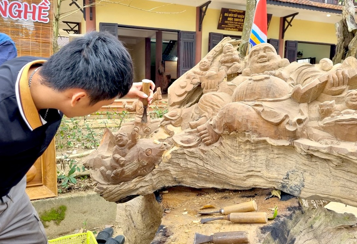 Nghệ nhân trổ tài trong lễ giỗ tổ ở làng mộc Kim Bồng hơn 400 năm tuổi