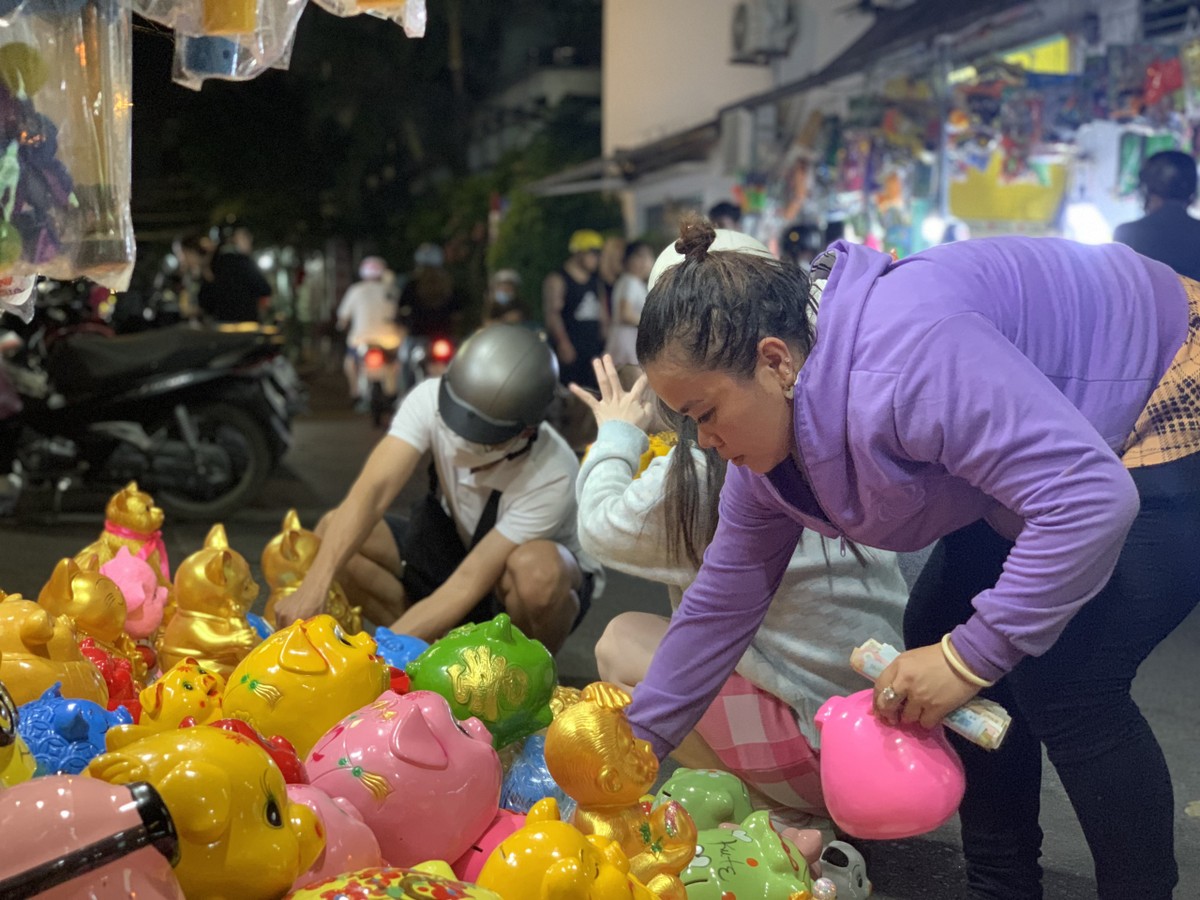 Ngày Thần tài, người dân đổ xô mua heo đất để xin vía tiết kiệm