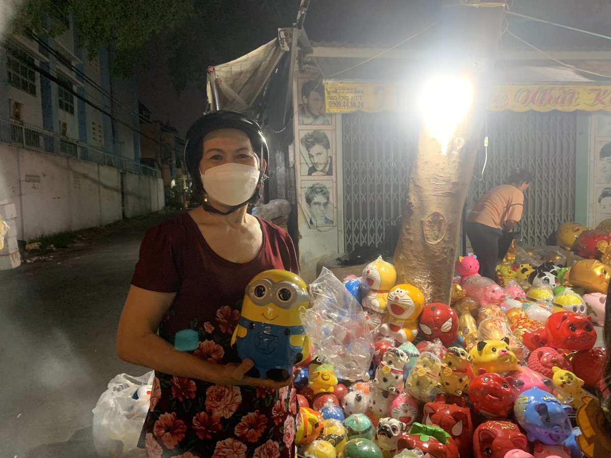 Ngày Thần tài, người dân đổ xô mua heo đất để xin vía tiết kiệm