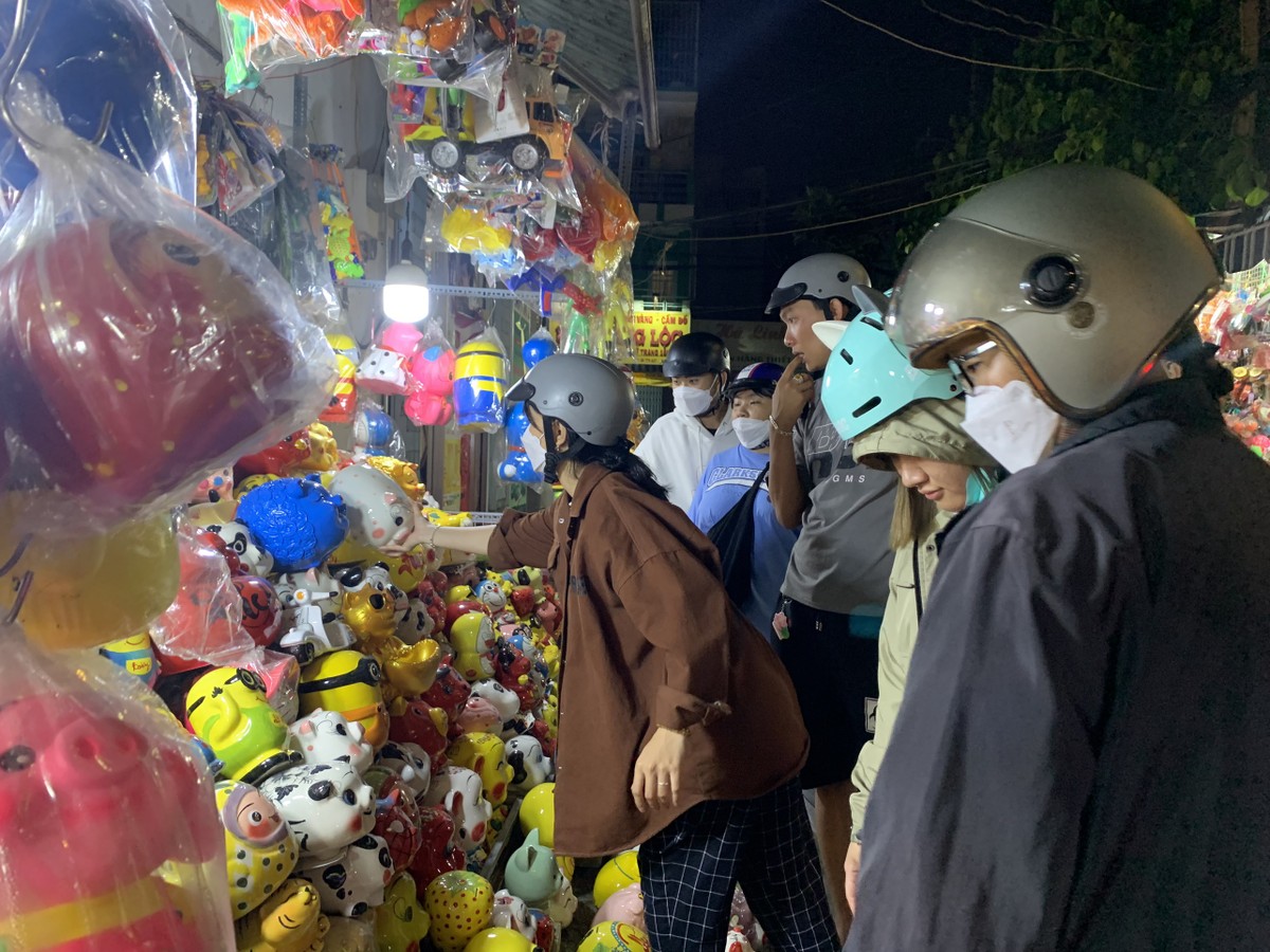 Ngày Thần tài, người dân đổ xô mua heo đất để xin vía tiết kiệm