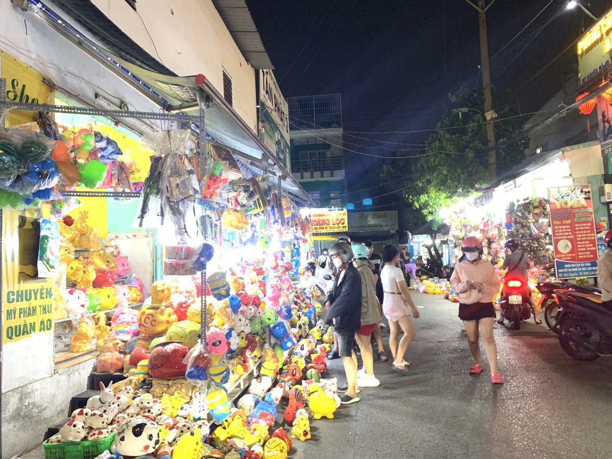 Ngày Thần tài, người dân đổ xô mua heo đất để xin vía tiết kiệm