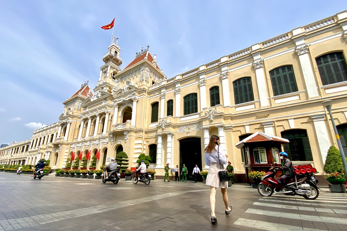 Ảnh: Trụ sở UBND TP.HCM đón đoàn khách đầu tiên đến tham quan