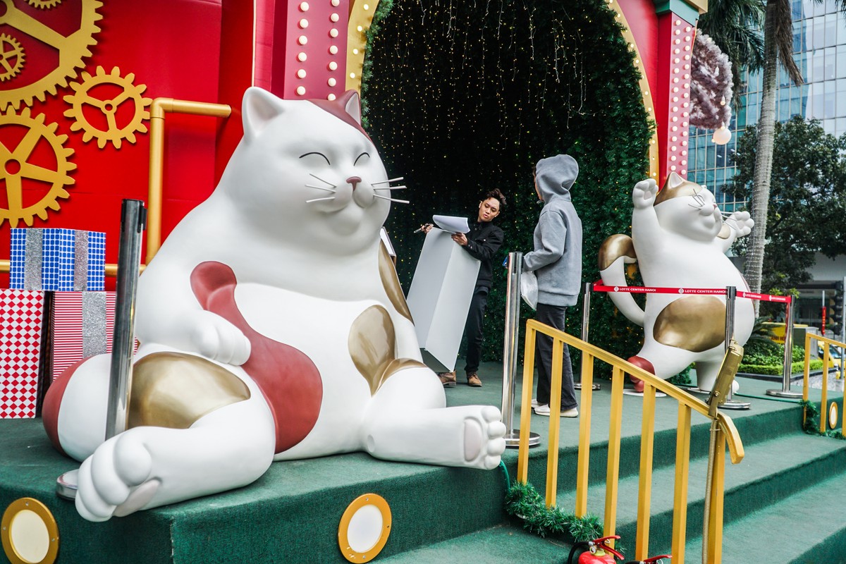 Linh vật mèo ngộ nghĩnh ở hồ Gươm thu hút nhiều người xem