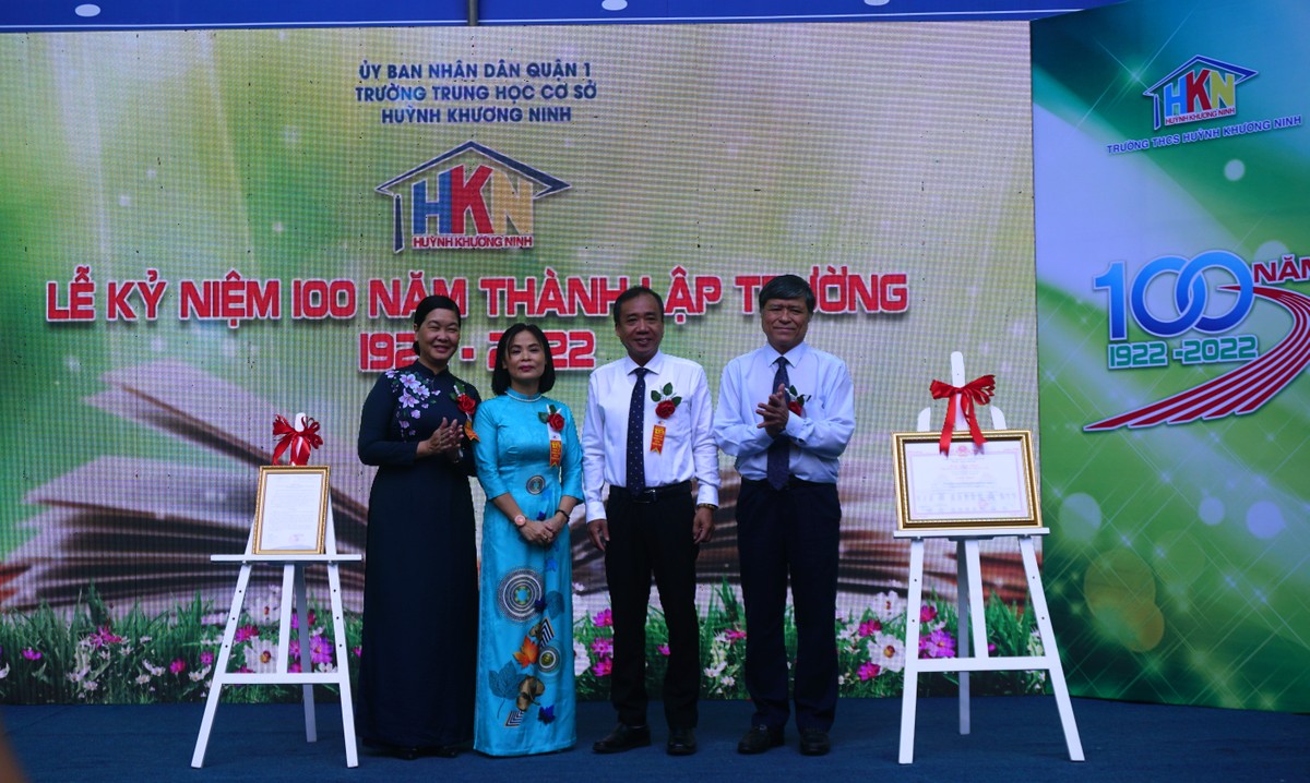 Bà Trương Mỹ Hoa dự lễ kỷ niệm 100 năm thành lập Trường Huỳnh Khương Ninh