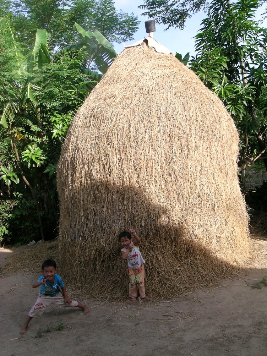 Nhìn cảnh đốt đồng, nhớ cây rơm bên hiên nhà ngoại