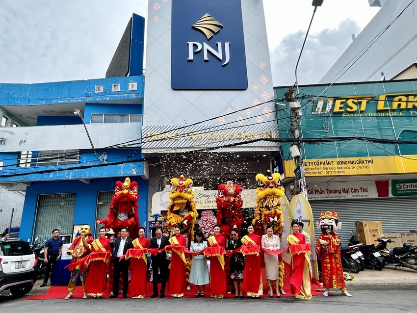 Cơ hội sở hữu tranh mạ vàng tại Trung tâm Kim hoàn PNJ Cần Thơ