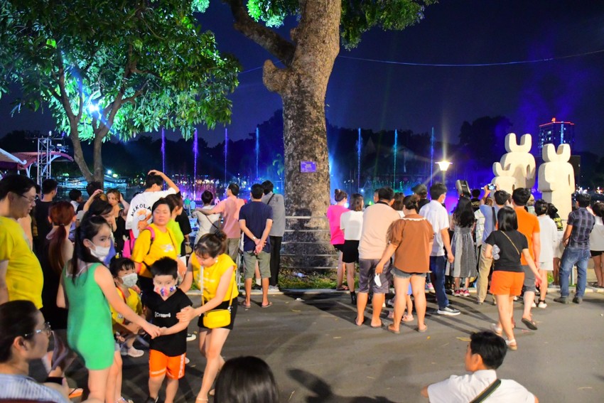 TP.HCM: Hàng nghìn người đổ về Bến Bạch Đằng và Đầm Sen xem pháo hoa