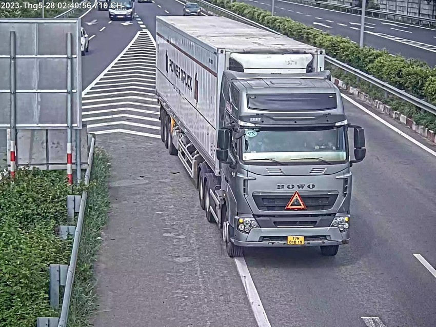CSGT trắng đêm truy lùng xe container chạy lùi trên cao tốc Long Thành ...